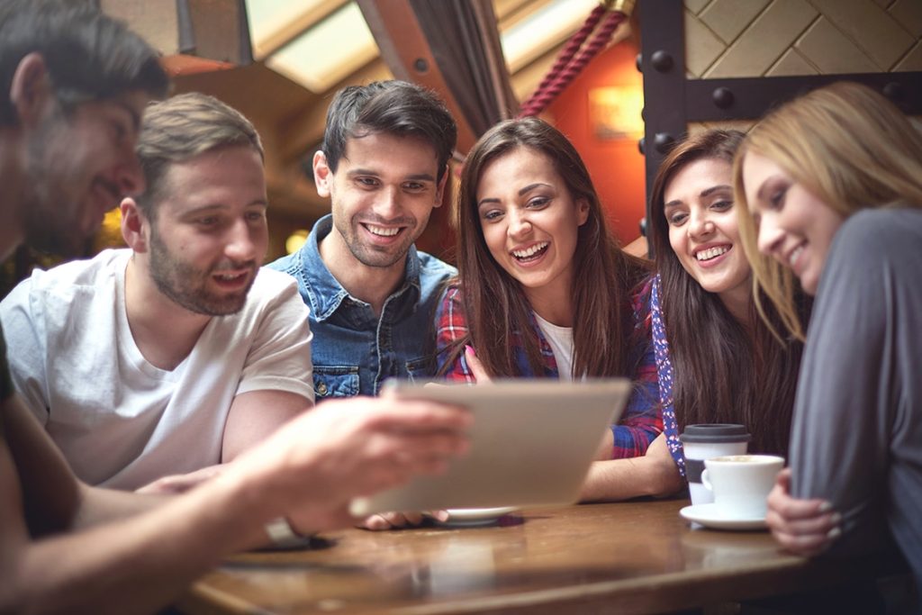 Conexiones Virtuales: Amor y Amistad en la Era Digital - PSICOLOGÍAVITAE